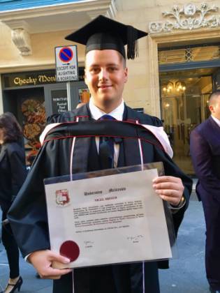 Għamel Ħajtu Student Skont Sieħbu Luke - Jiggradwa Mill-Ġdid Ronald Briffa