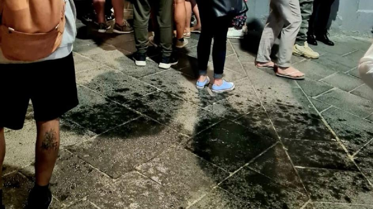 “Persuna Tefgħet Barmil Ilma Lejn Folla Li Kienet Qed Tisma’ Grupp Idoqq Ġewwa Strada Stretta ...