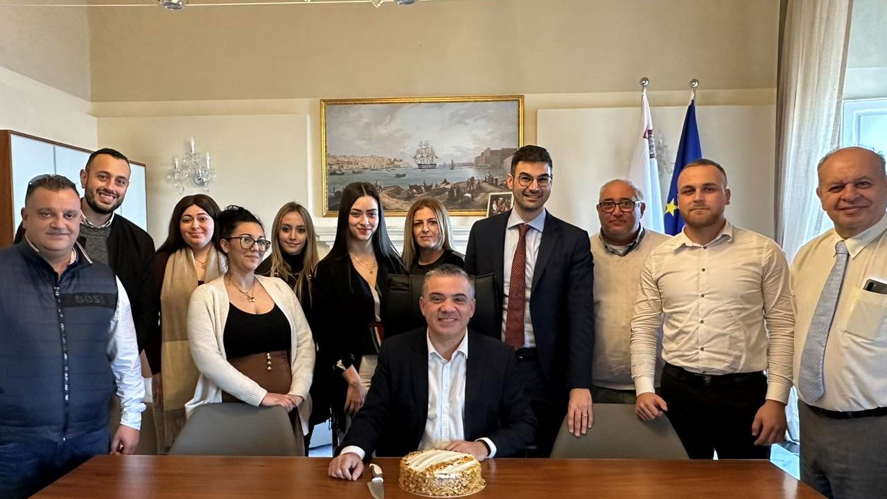 Is-Segretarju Parlamentari Chris Bonett Jirċievi Sorpriża Ħelwa F ...